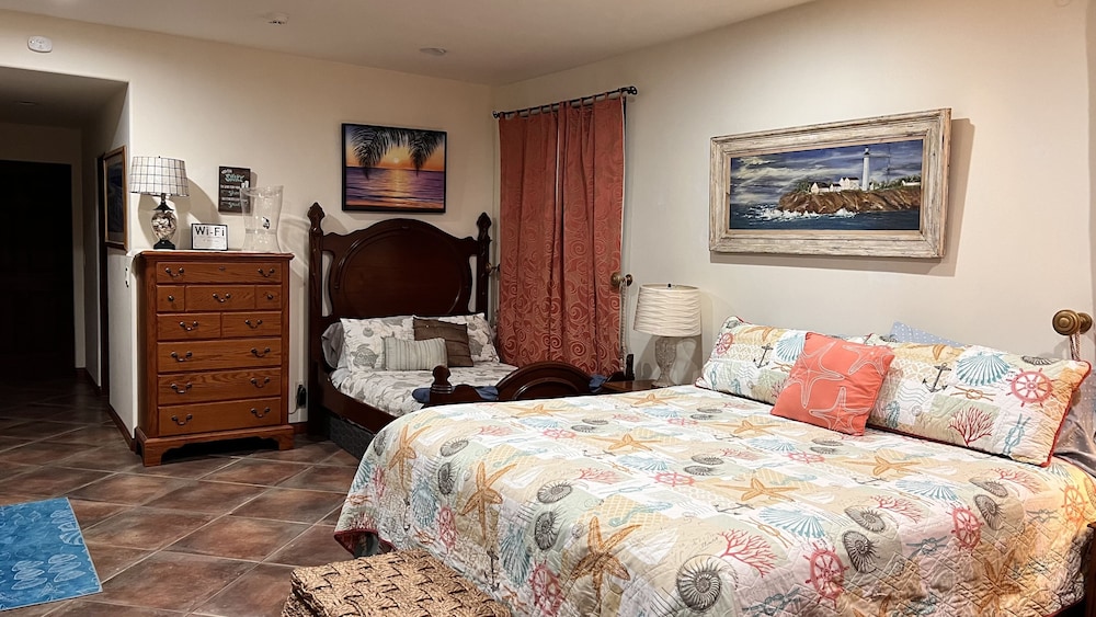 Ocean-front Beach Studio Apartment On The Sand, Kitchenette, Great Wi-fi - Long Beach, CA