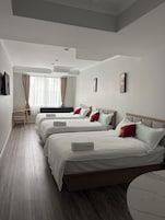 Quarto triplo superior | Cofres nos quartos, quartos à prova de som, Wi-Fi de cortesia