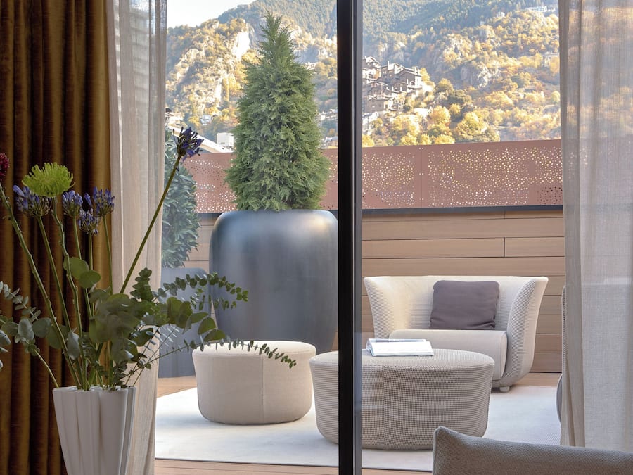 Minibar, cofre com capacidade para portátil, secretária