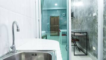 Quarto standard, 1 cama Queen | Quartos à prova de som, Wi-Fi de cortesia, roupa de cama