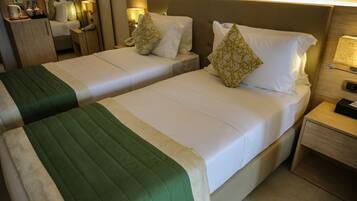 Quarto Duplo ou Twin Standard | Minibar, cofre no quarto, secretária, cortinas/cortinados opacos