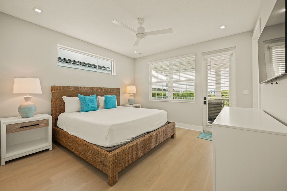 Sustainable Luxury Home With Pool & Tesla Charger Quick Drive From The Beach - Bradenton Beach, FL