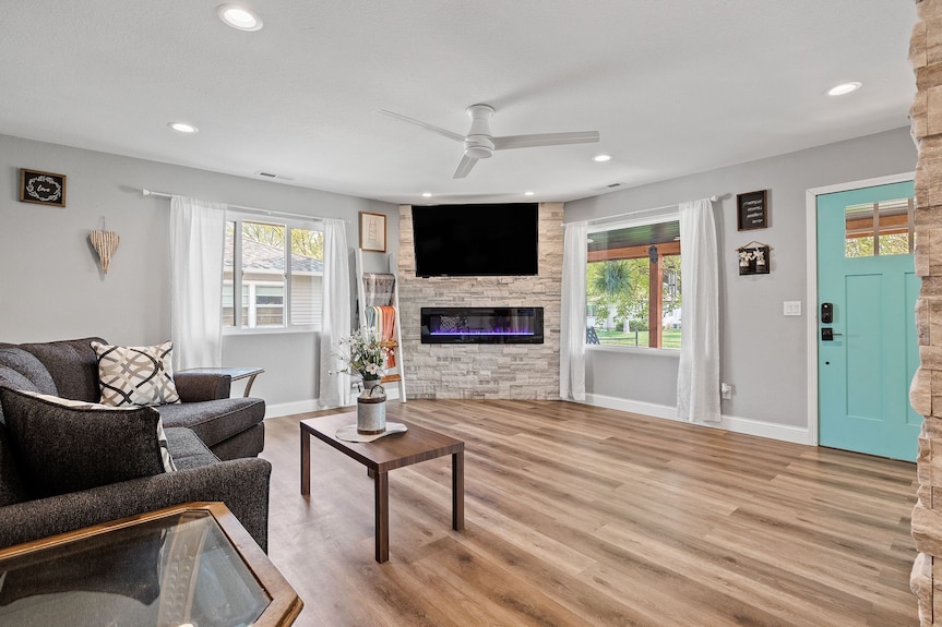 Bright & Modern 4br With Large Jacuzzi Tub Near Favored Black Hills Attractions - 拉皮德城