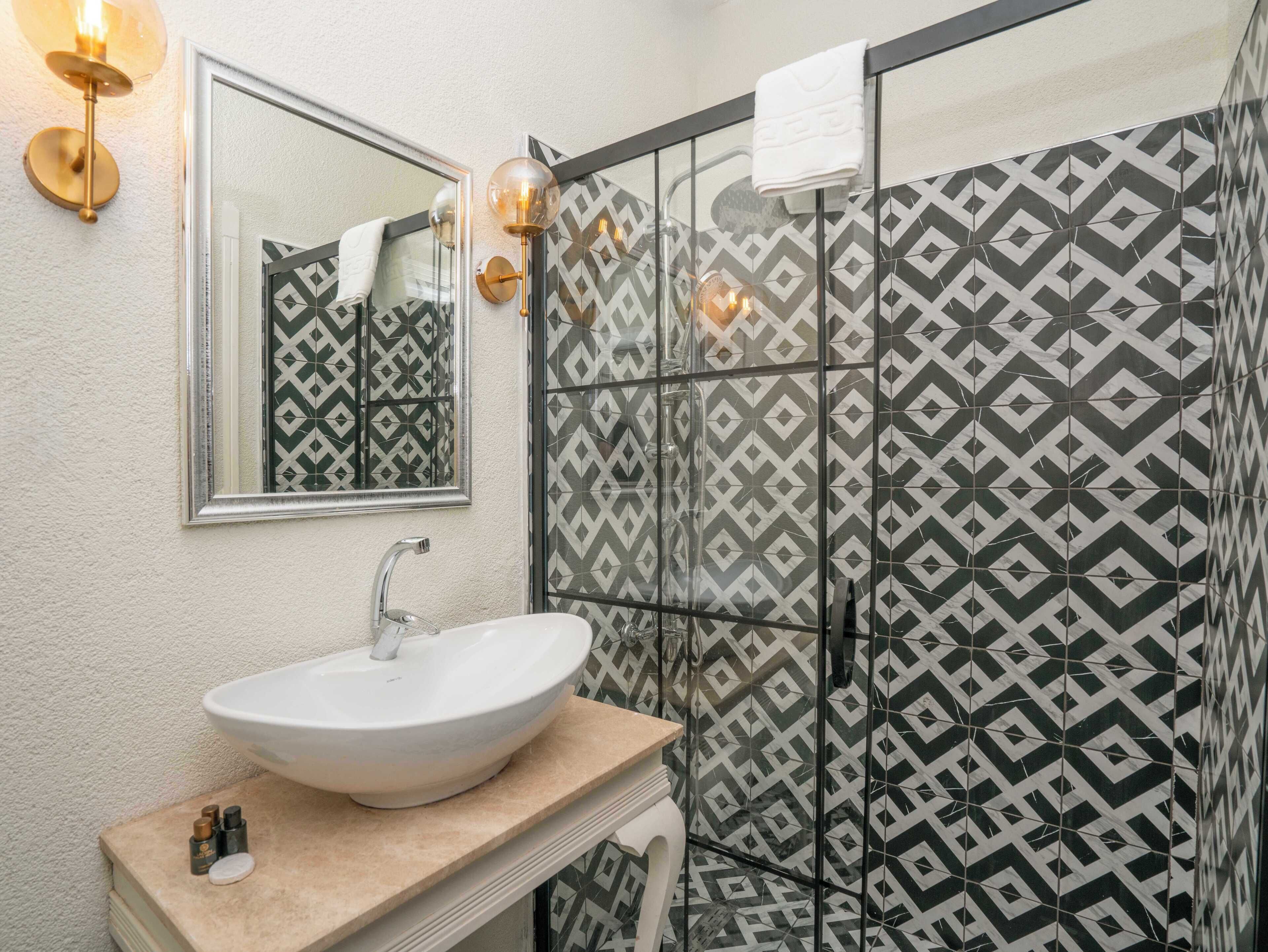 Quarto Económico (Basement) | Casa de banho | Um polibã, artigos de higiene pessoal grátis, um secador de cabelo 