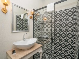 Quarto Económico (Basement) | Casa de banho | Um polibã, artigos de higiene pessoal grátis, um secador de cabelo 