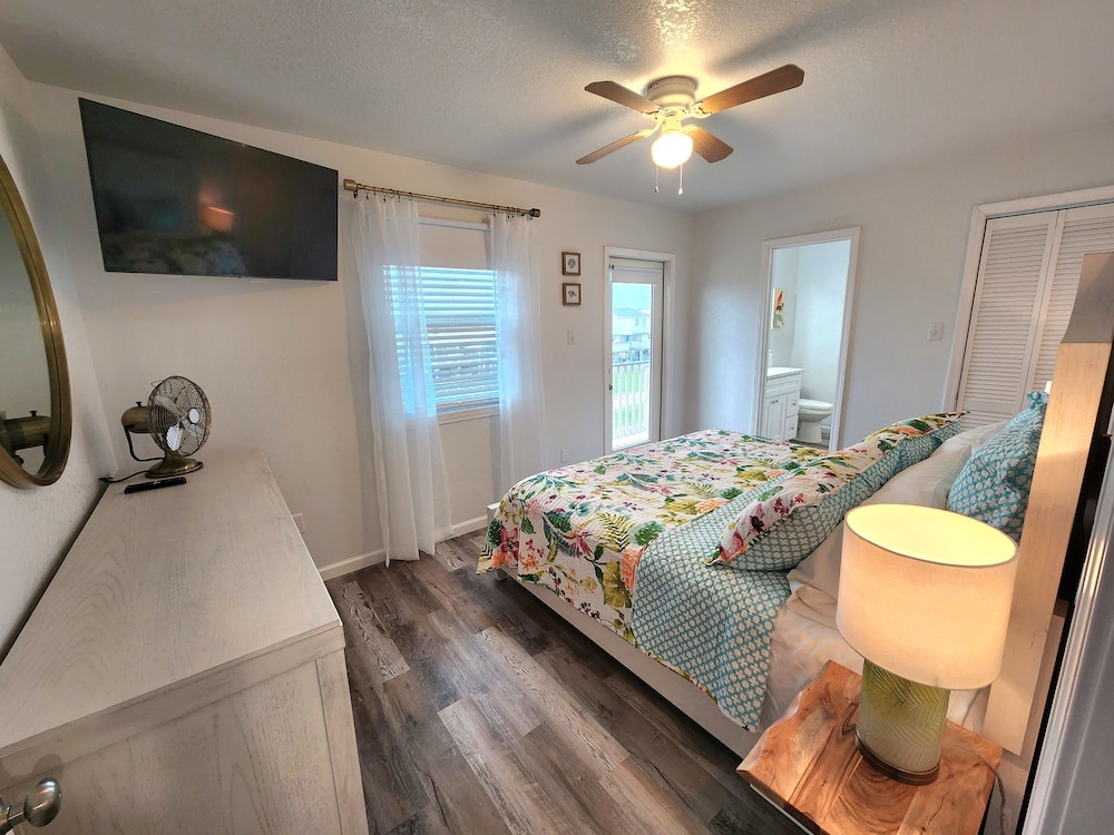 New Dreamy Beach House Just Steps To The Sand! - Surfside Beach, TX