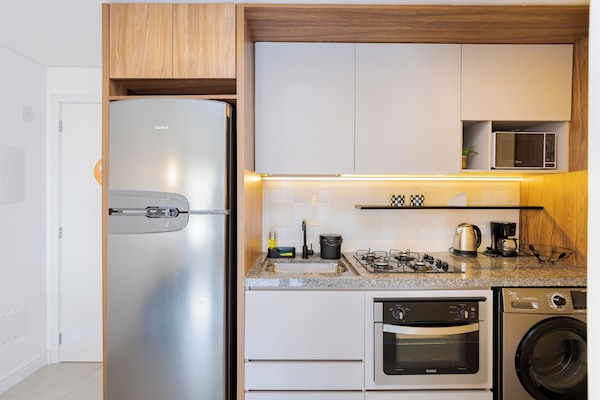 Apartamento | Cozinha privada | Micro-ondas, talheres/pratos/utensílios de cozinha