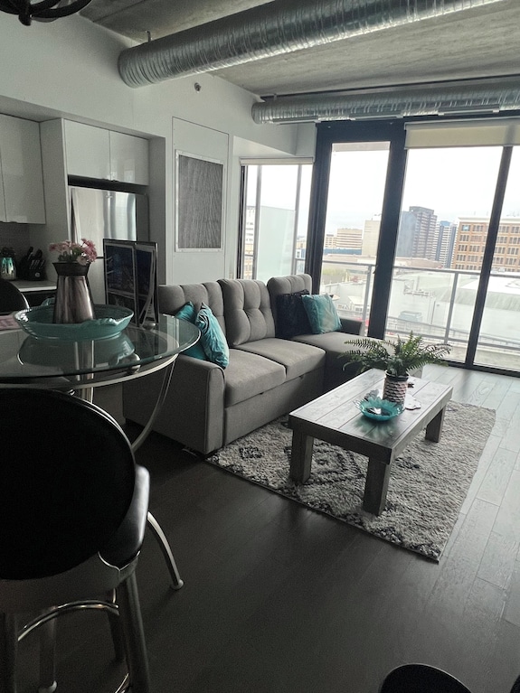 Modern Luxury 2 Bed Sleeps 5 Wifi Laundry King Bed - Winnipeg