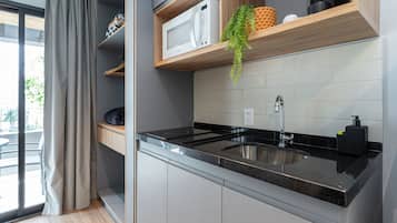 Um frigorífico, um micro-ondas, uma placa de cozinha
