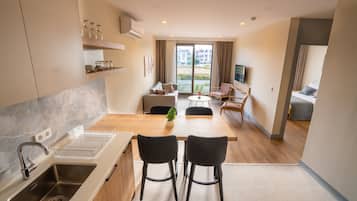Suíte família, 2 quartos, vista para o jardim | 1 quarto, roupas de cama antialérgicas, frigobar, escrivaninha
