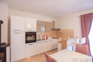 Apartamento | Cozinha privada | Um frigorífico, um forno, uma placa de cozinha 
