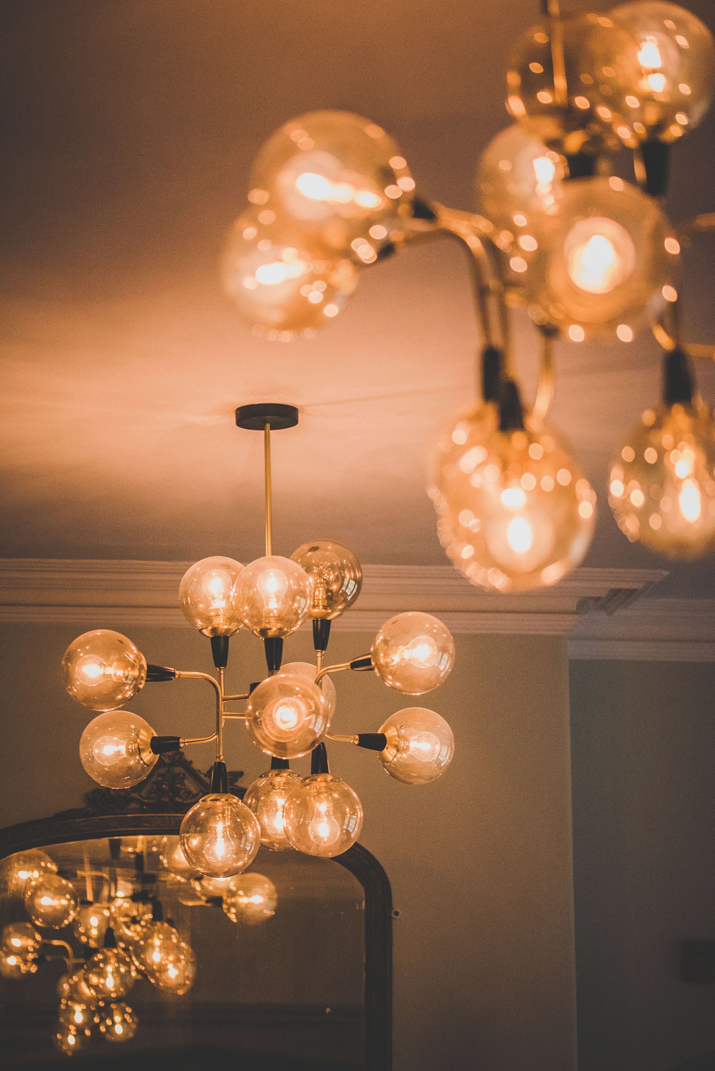 Um candelabro com várias lâmpadas esféricas.