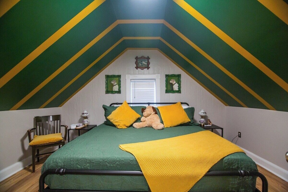 Granny's Dog House - King Bed - One Of A Kind! - St. Louis, MO