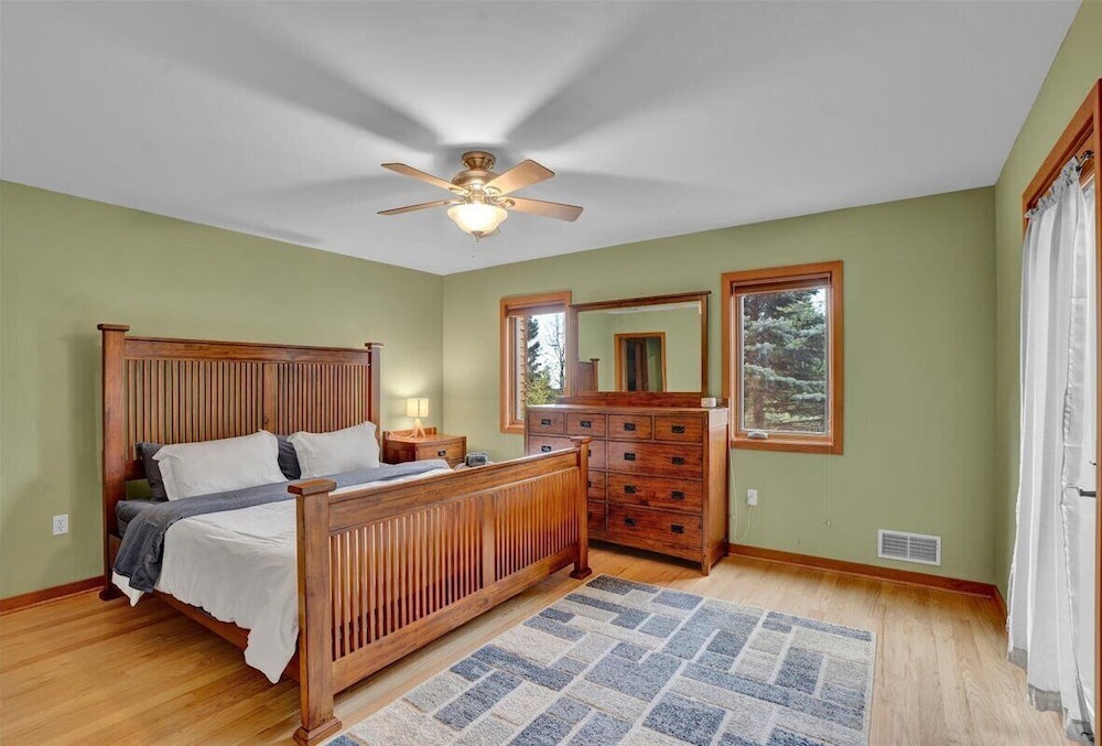 Mountain Cabin - Walk/drive 2 Lake & Ski W/3 Family Rm/linens/hottub/games/grill - Pocono Mountains, PA