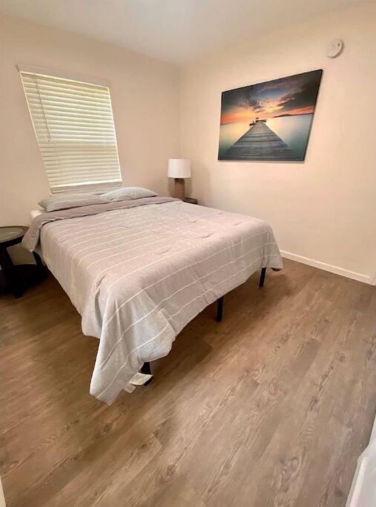 Peaceful Renovated House Centrally Located - Gainesville, FL
