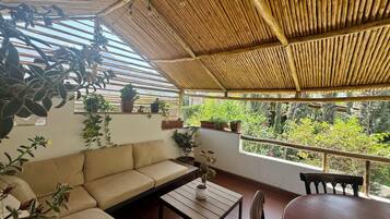 Duplex econômico, 3 camas de solteiro, terraço, vista para a piscina | Roupas de cama premium, edredons de pluma, camas Select Comfort