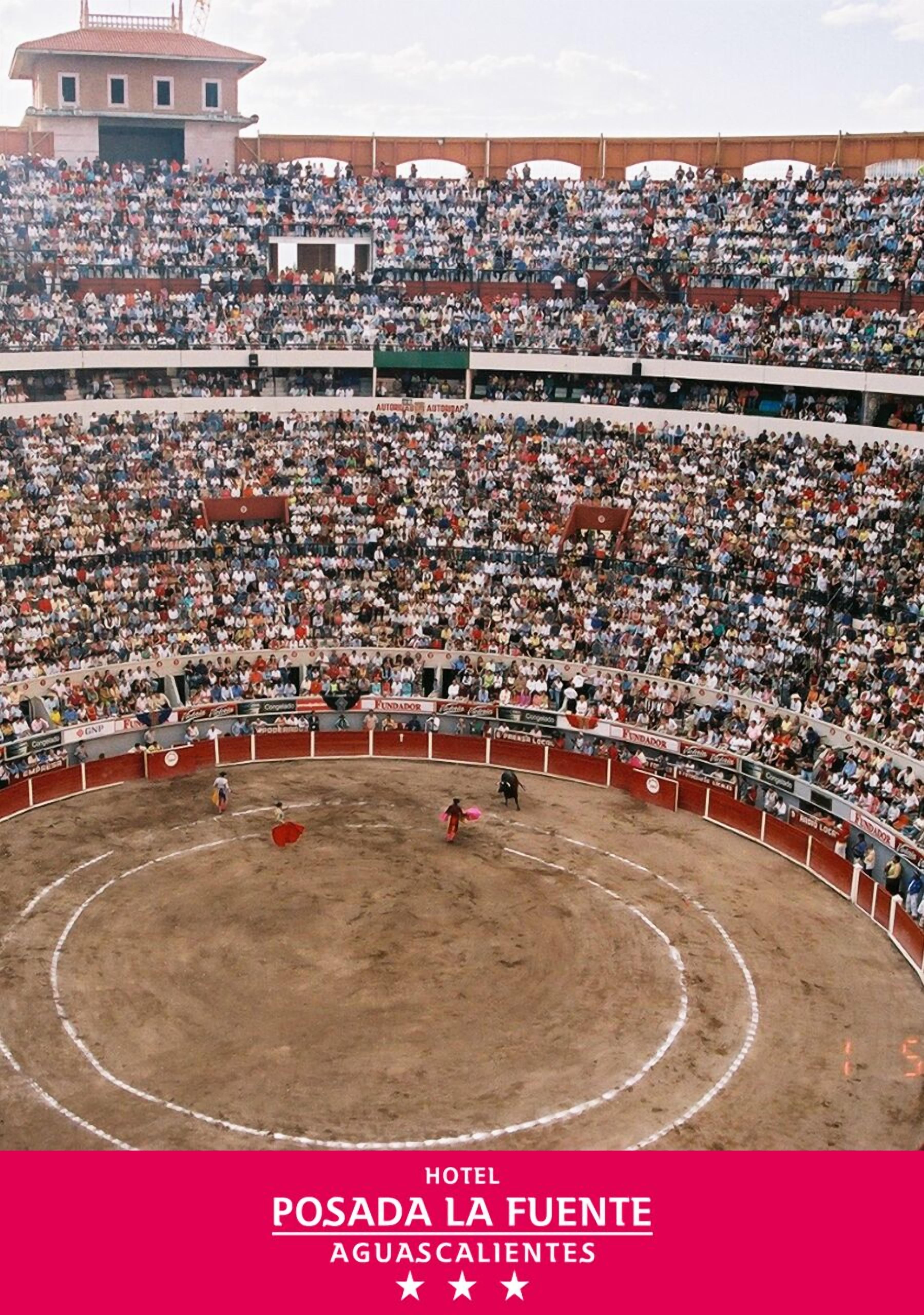 Uma arena de touradas com uma grande multidão.