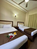 Quarto Executivo | Roupa de alta qualidade, edredões de penas, secretária 