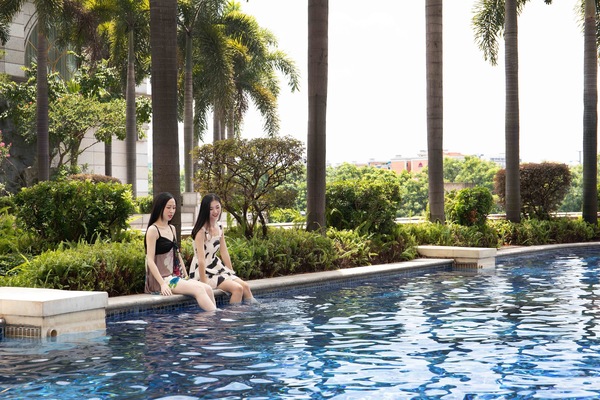 Piscina externa sazonal, funciona das 14h às 20h, guarda-sóis