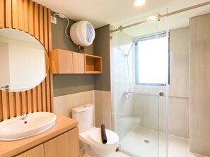 Apartamento | Banheiro | Chuveiro, produtos de toalete grátis, toalhas de banho 