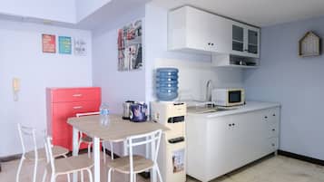 Apartamento | Cozinha privada | Um frigorífico/congelador grande, uma placa de cozinha