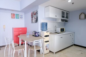 Apartamento | Cozinha privada | Um frigorífico/congelador grande, uma placa de cozinha 