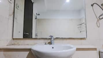 Apartamento | Casa de banho | Um polibã, toalhas fornecidas