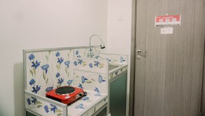 Um banheiro com pia, espelho e porta.