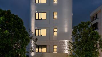 Fachada da propriedade à noite