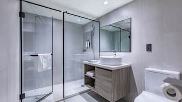 Quarto Triplo Empresarial | Casa de banho | Um polibã, um chuveiro fixo, artigos de higiene pessoal grátis