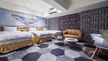 Quarto triplo empresarial | Individualmente mobiliados, Wi-Fi de cortesia, roupa de cama