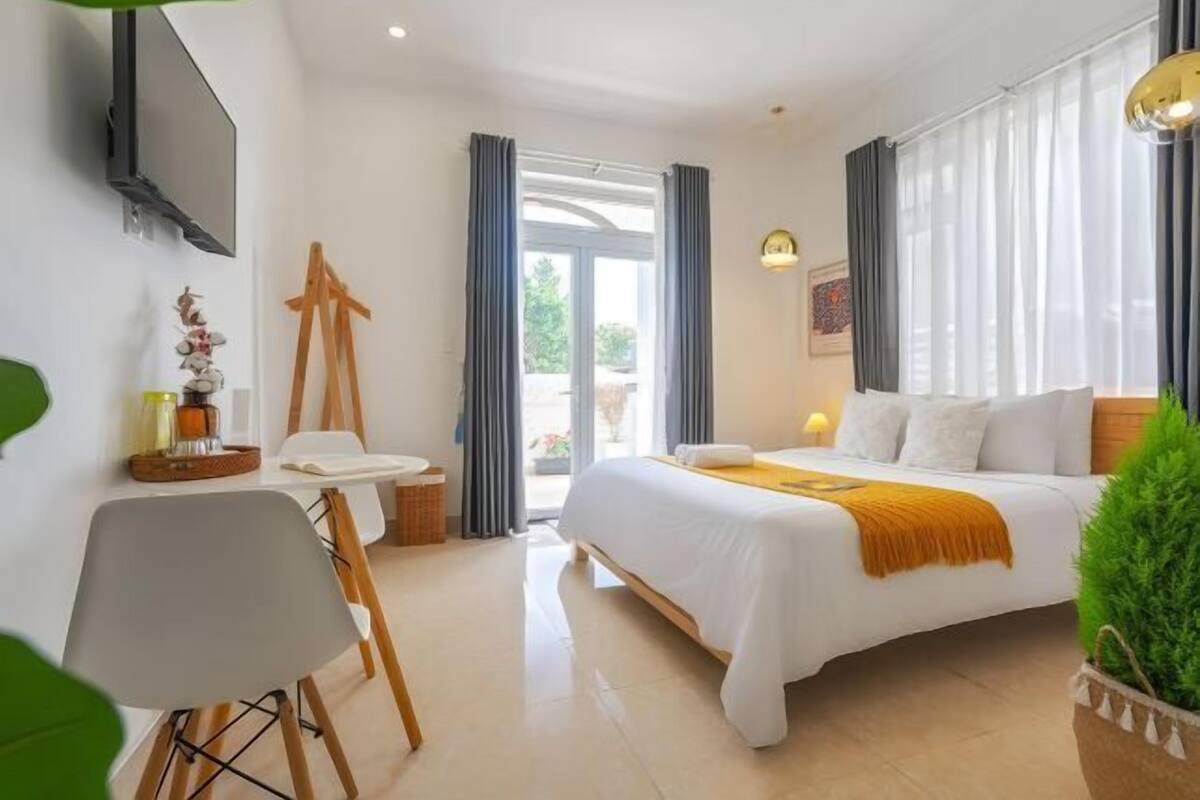 Frigobar, escrivaninha, Wi-Fi de cortesia, roupa de cama