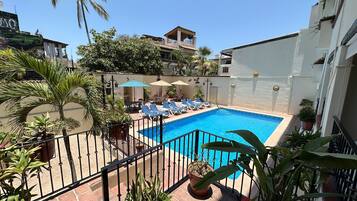 Piscina exterior, guarda-sóis, espreguiçadeiras