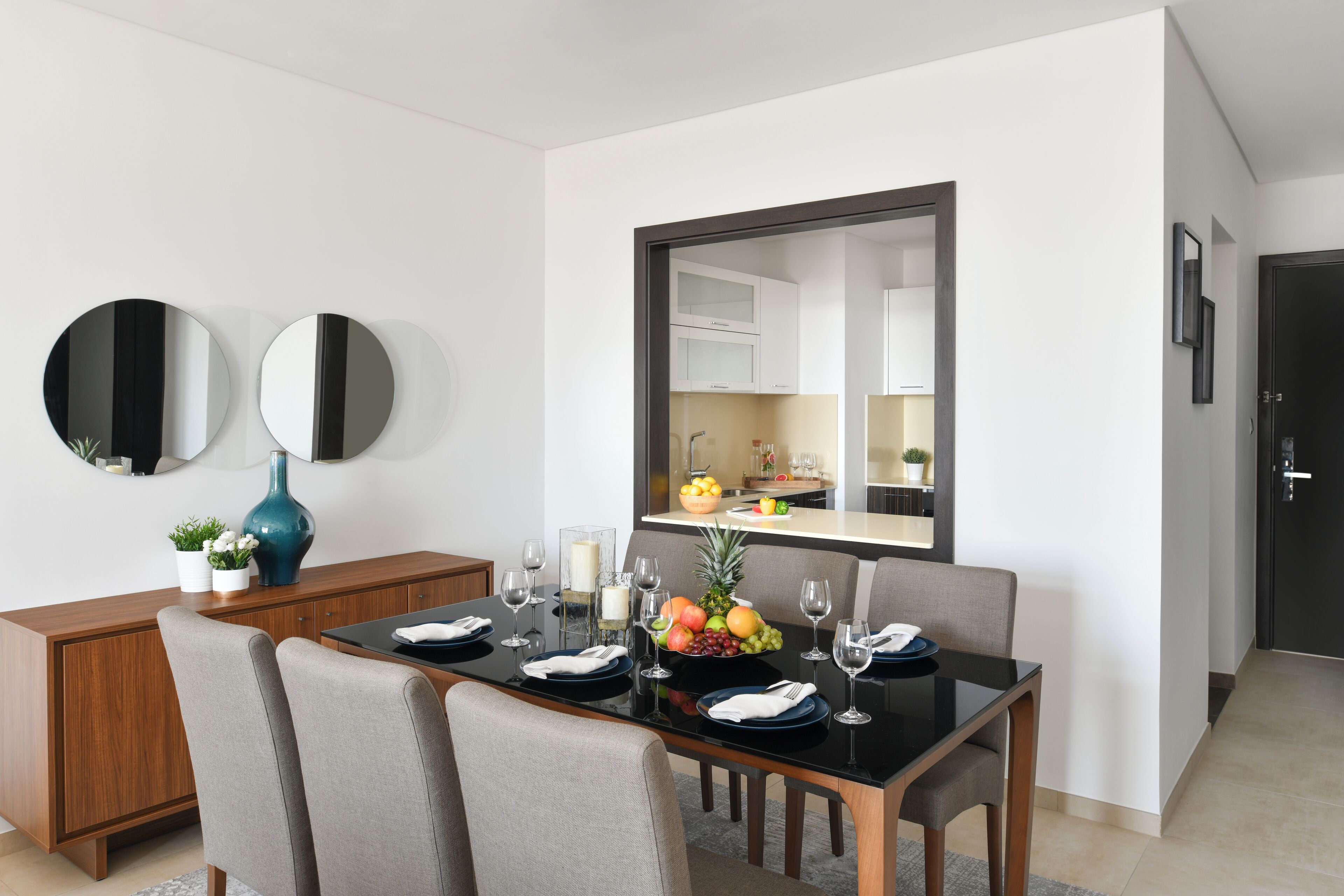 Um frigorífico, um micro-ondas, um forno, uma placa de cozinha 