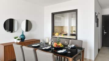 Um frigorífico, um micro-ondas, um forno, uma placa de cozinha