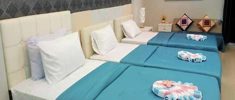 Quarto triplo superior | Escrivaninha, Wi-Fi de cortesia, roupa de cama