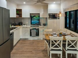 Casa | Cozinha privada | Um frigorífico, um micro-ondas, um forno, uma placa de cozinha 