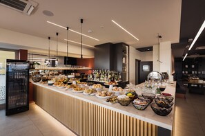 Uma área de buffet com diversas opções de comida e bebidas.