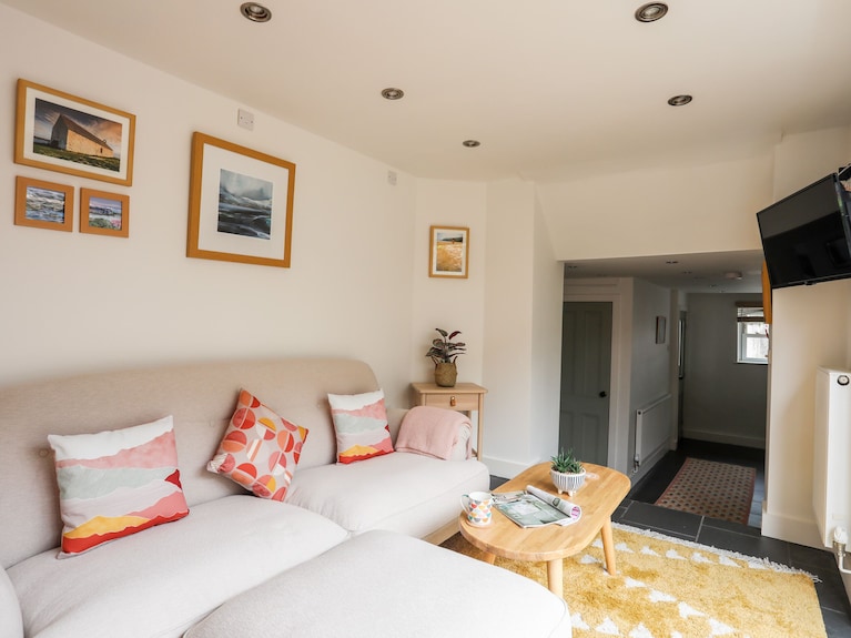 Osborne House, Pet Friendly, With Open Fire In Menai Bridge - Bangor