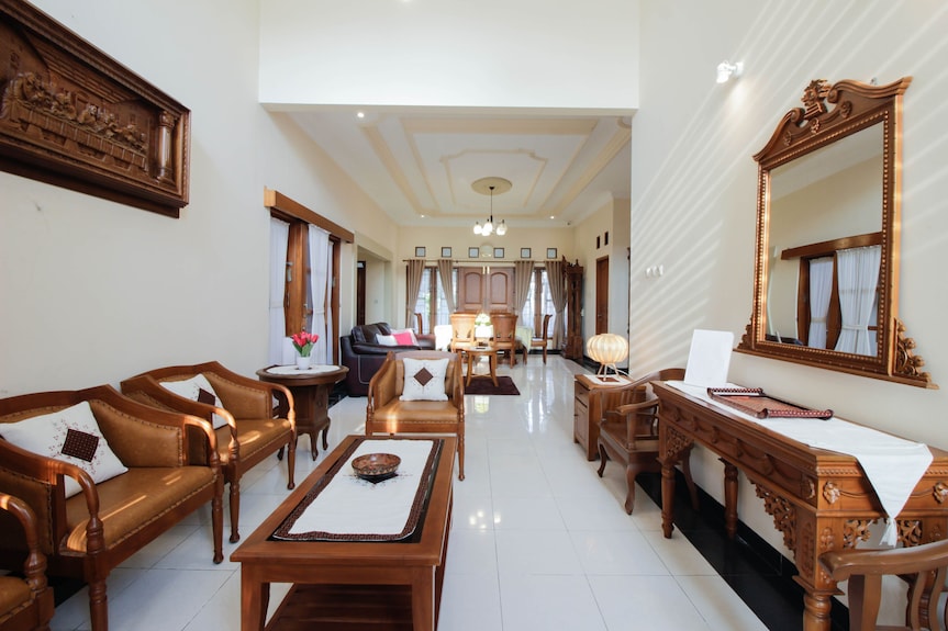 Spacious Tropical Garden House By Nginap - Yogyakarta