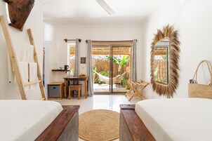 Quarto duplo luxo | Cofres nos quartos, cortinas blackout, Wi-Fi de cortesia, roupa de cama