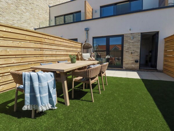 11 Ebbtide, Pet Friendly, Character Holiday Cottage In Porth - Mawgan Porth