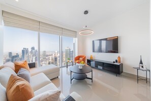 Apartamento de Luxo, 1 quarto, não fumadores, Vista para a cidade | Sala de estar | Smart TV de 52 polegadas com canais por cabo, televisor 