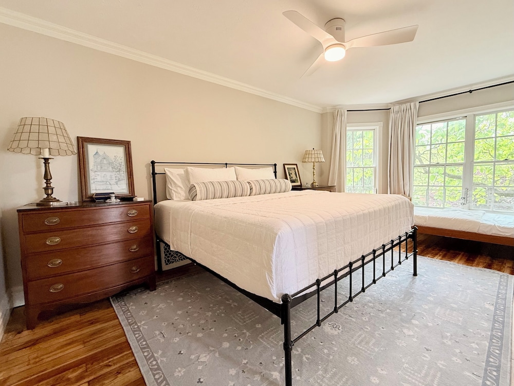 Soha House! Kid Friendly! Close To Downtown And Beaches! Playground! Unique! - South Haven, MI