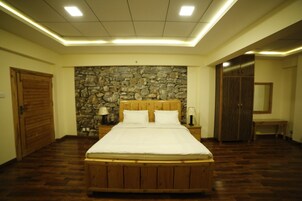 Quarto casal luxo | Ferros/tábuas de passar roupa, Wi-Fi de cortesia, roupa de cama