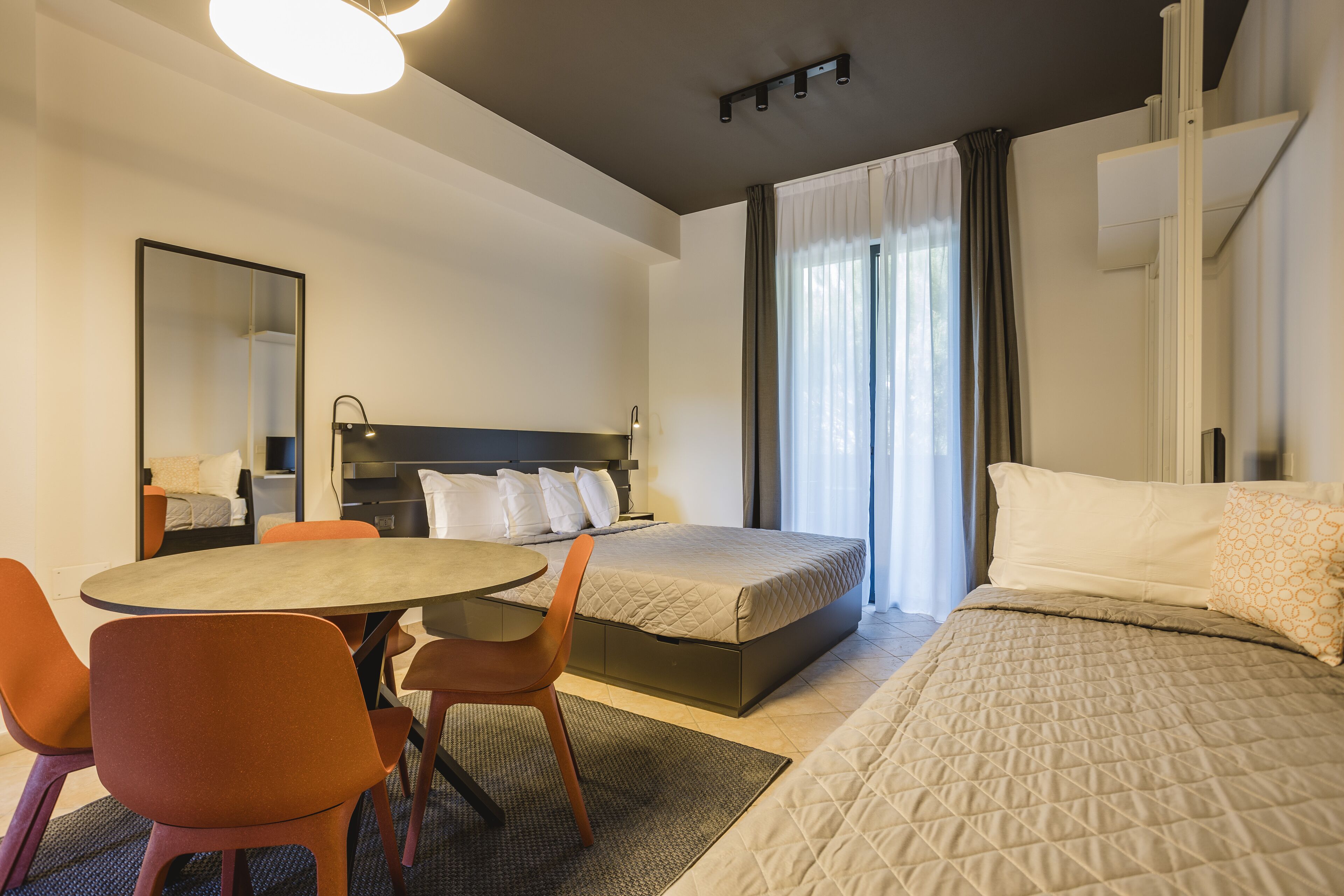 Estúdio Design | Cofre no quarto, com decoração personalizada, secretária 