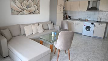 Apartamento Deluxe | Sala de estar | Smart TV de 140 cm com canais por cabo, televisor