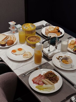 Café da manhã com buffet todos os dias mediante uma taxa