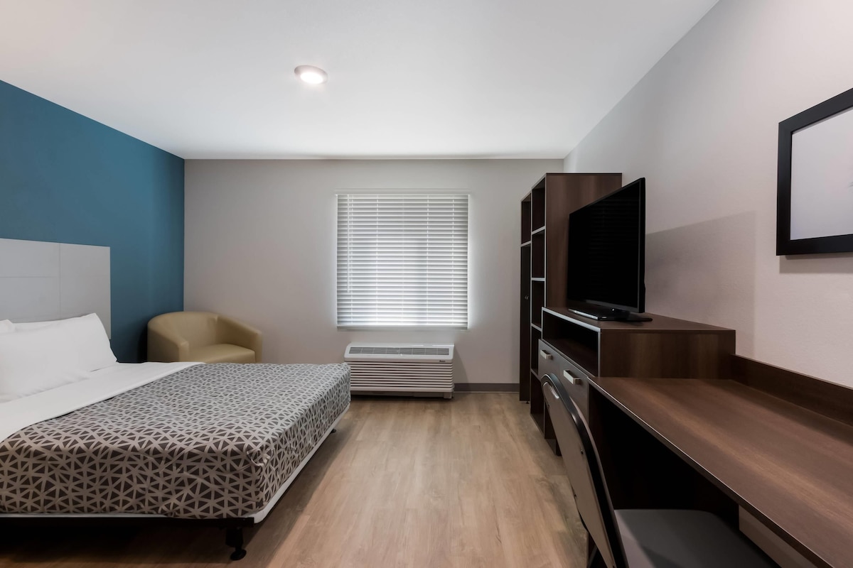 Quarto, 1 cama Queen, acessível, para não fumantes (Roll-In Shower) | Escrivaninha, espaço de trabalho para notebook
