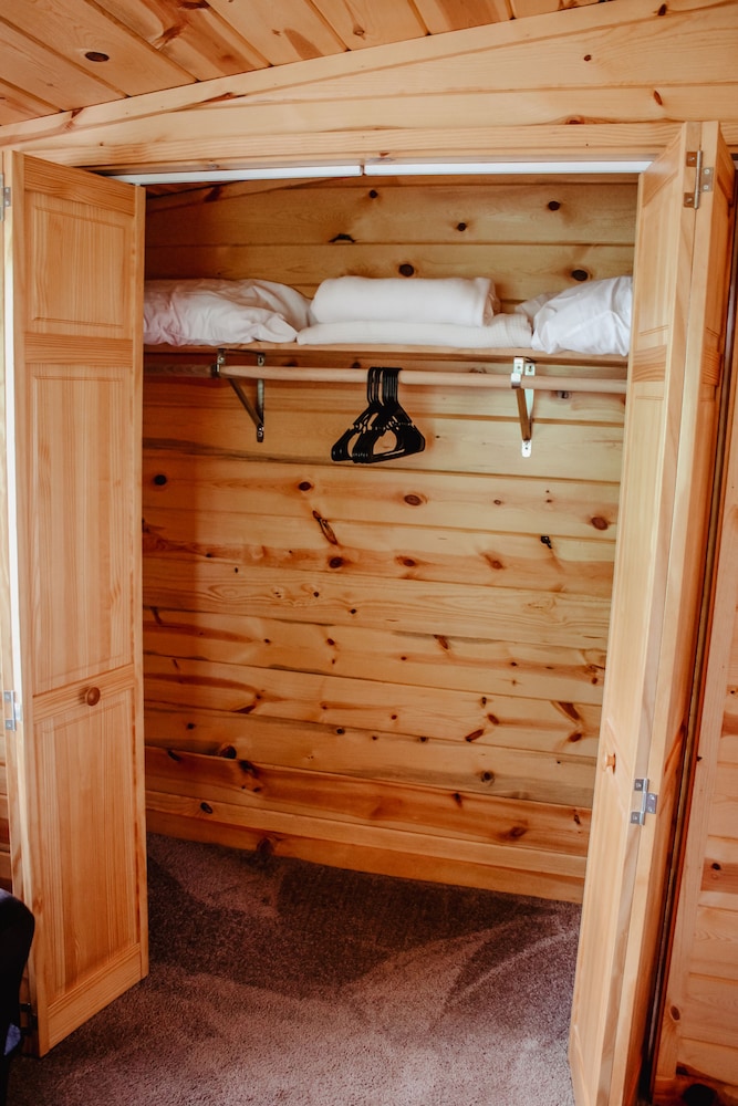 "Our Life" Creekside, Trout Fishing, Fire Pit, Hot Tub, WiFi and more ...